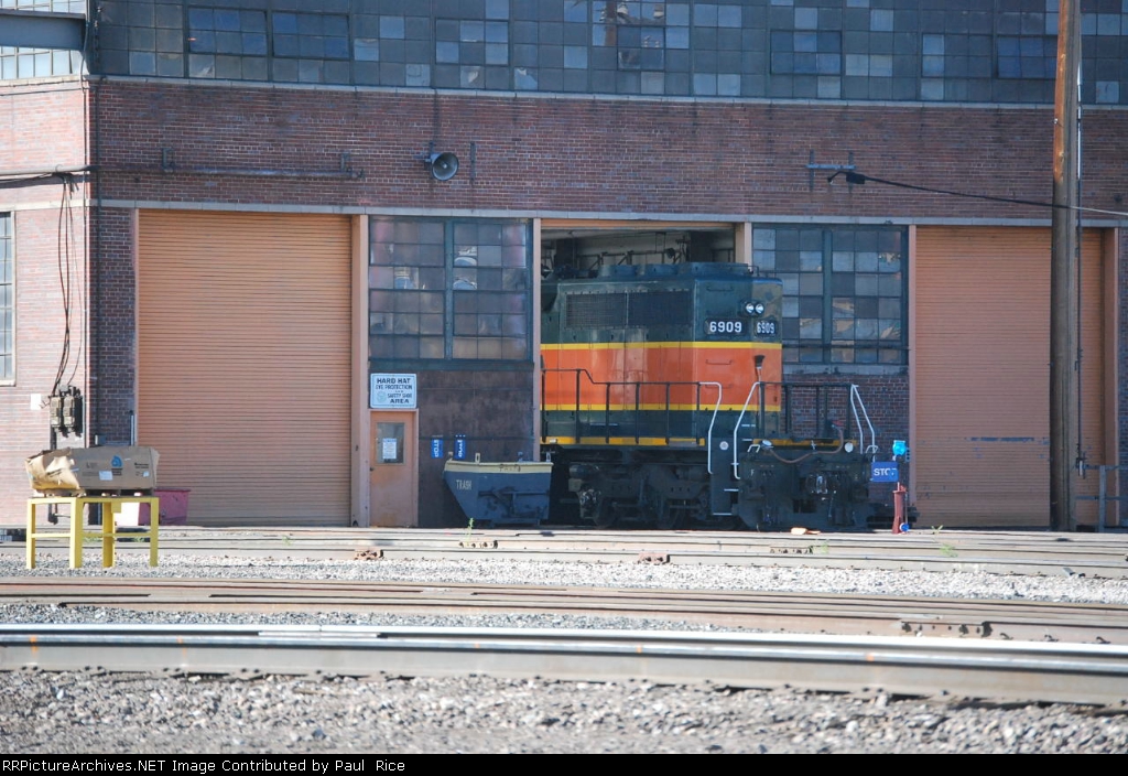 BNSF 6909 Rolling Into Shop